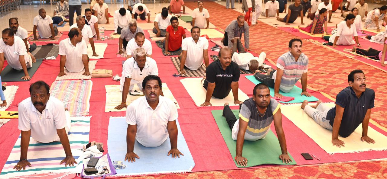 100 yoga gurus set world record by performing Surya Namaskar 108 times ...